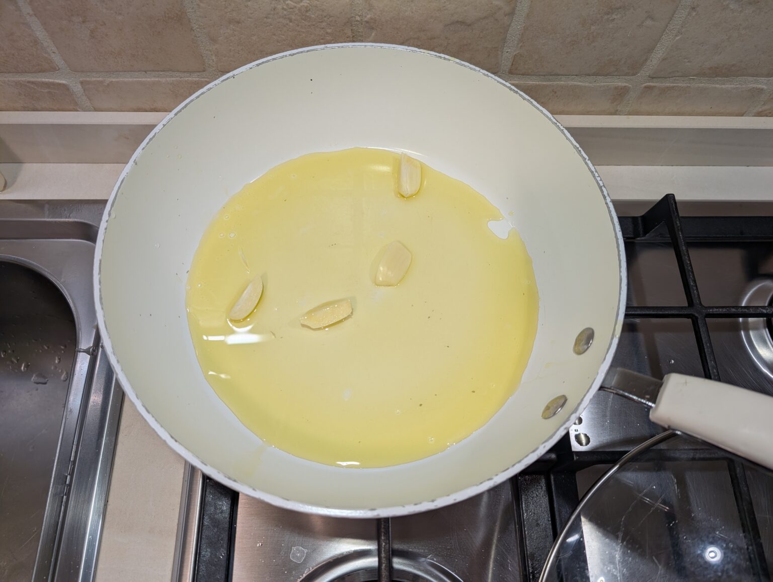 Carciofi in padella: la ricetta facile e veloce per un contorno saporito