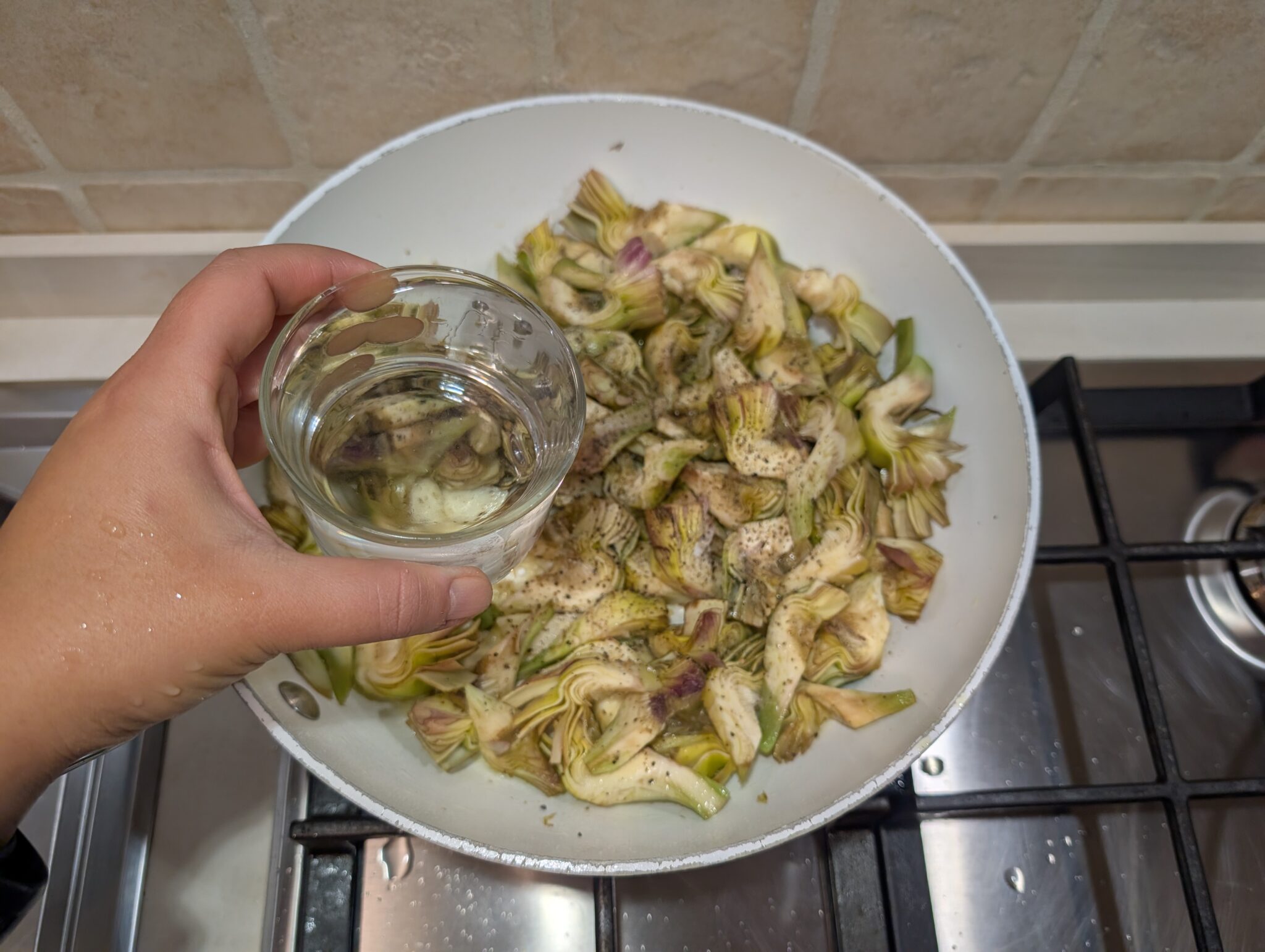 Carciofi in padella: la ricetta facile e veloce per un contorno saporito