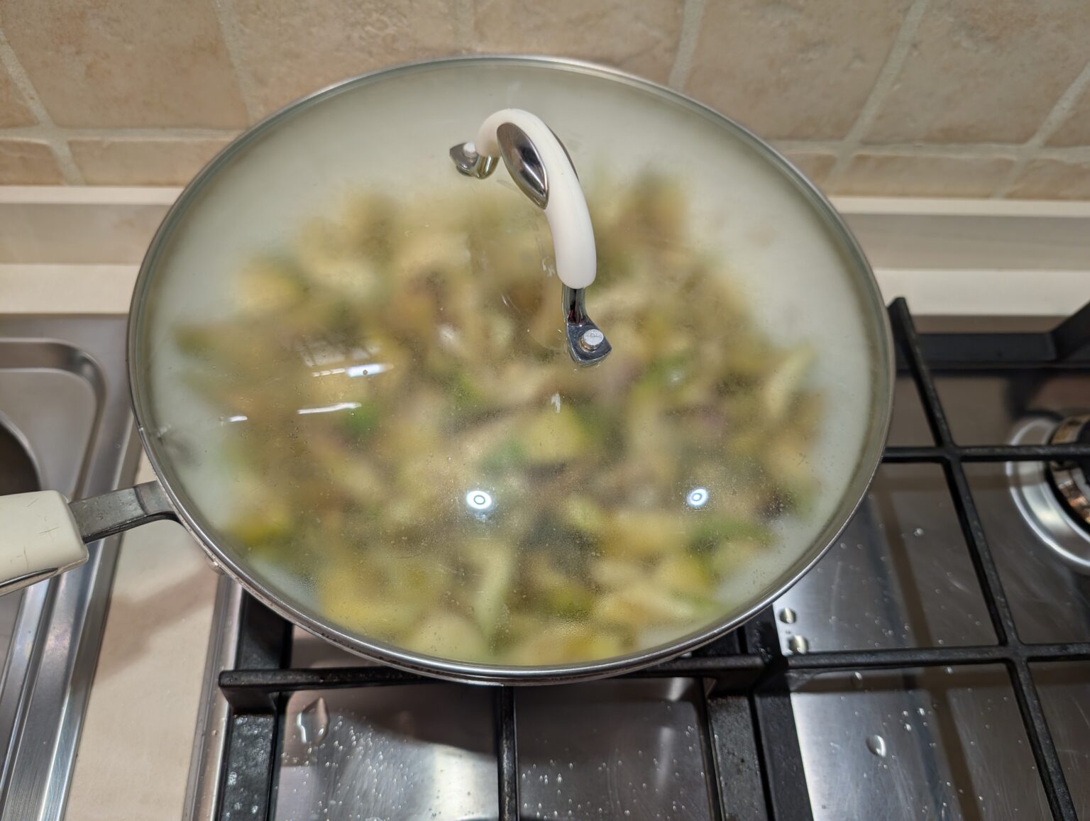Carciofi in padella: la ricetta facile e veloce per un contorno saporito