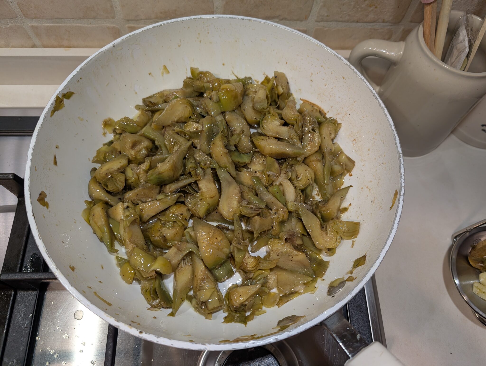 Carciofi in padella: la ricetta facile e veloce per un contorno saporito